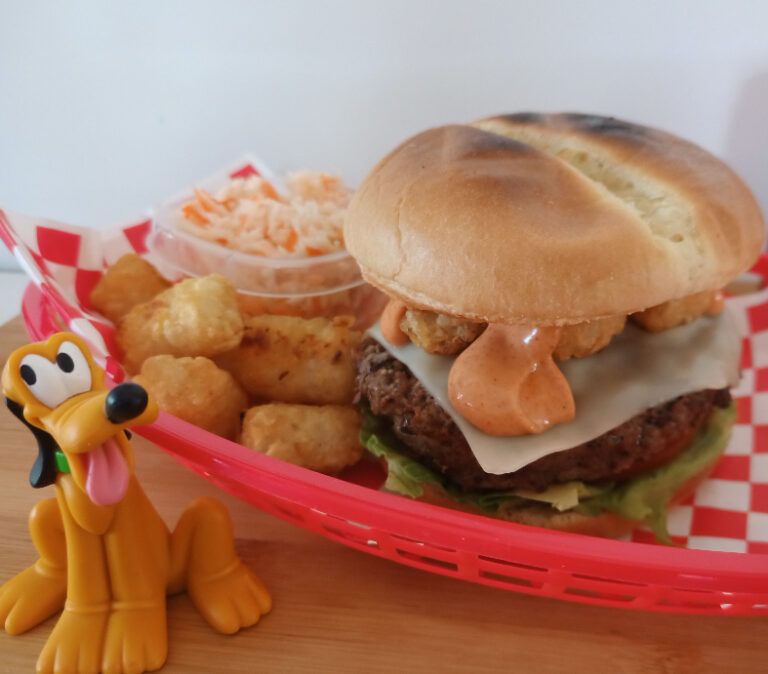 Le Mickey Monster Mash Burger du Cosmic Ray’s Starlight Cafe – Le monde ...